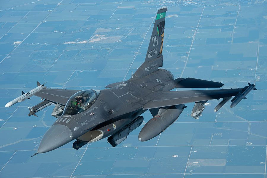 画像ギャラリー | なんでそんなに売れる!? F-16戦闘機の半世紀 5000機の大台も目前 その“原初の姿”とは | 乗りものニュース