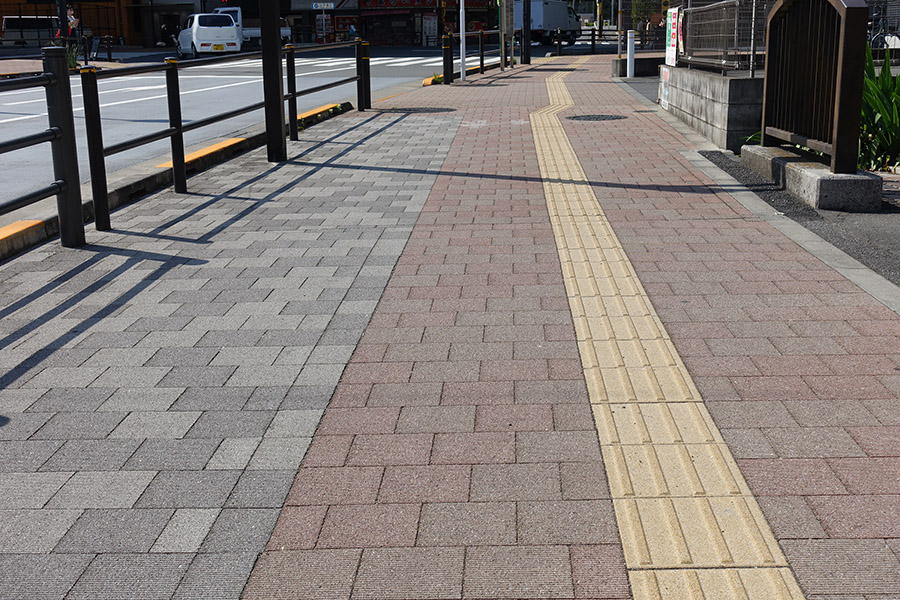 「歩道は低く」がトレンド、知ってました？ 実は変化している歩道の“高さ” 格段に利用しやすく | 乗りものニュース