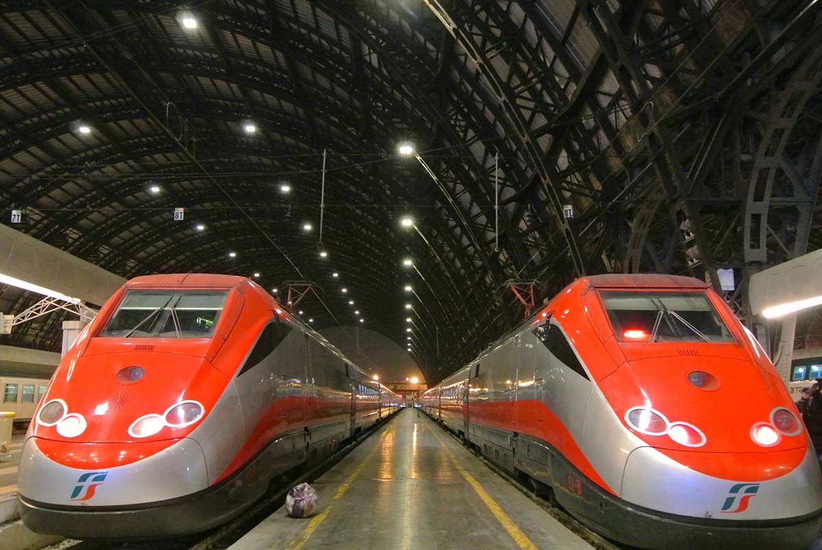 赤い「ETR1000形」総勢94編成に 日立レール、イタリアへ納入決定 内装は一新！ | 乗りものニュース