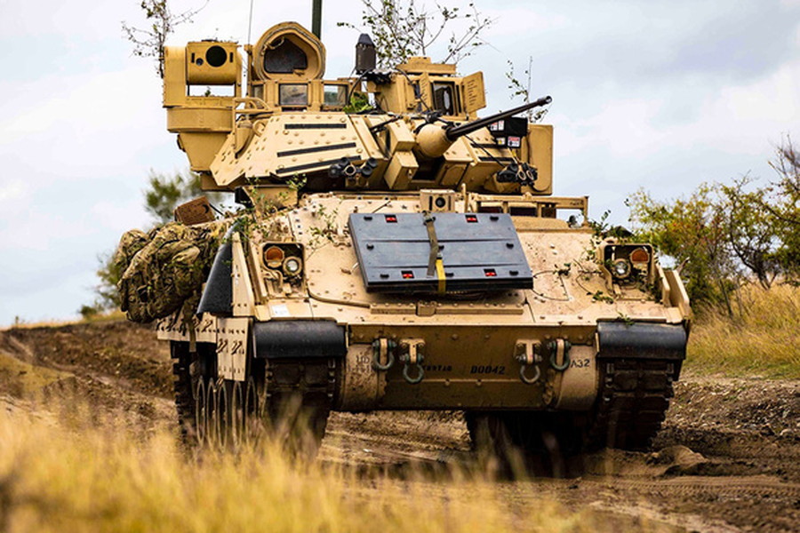 かなりの至近距離！ウクライナ軍のM2「ブラッドレー」がロシア軍の歩兵戦闘車を破壊 | 乗りものニュース