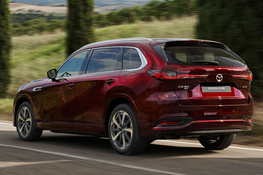 マツダの新型「3列SUV」でた！ ついに5m級 驚異的パワー!? 「CX-80」欧州で世界初公開 これ日本に来るのか!? | 乗りものニュース