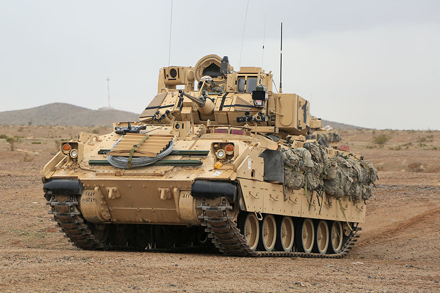 兵士待望の“車内エアコン”装備！ M2「ブラッドレー」最新型であるM2A4E1が公開される 中東の炎天下も安心？ | 乗りものニュース