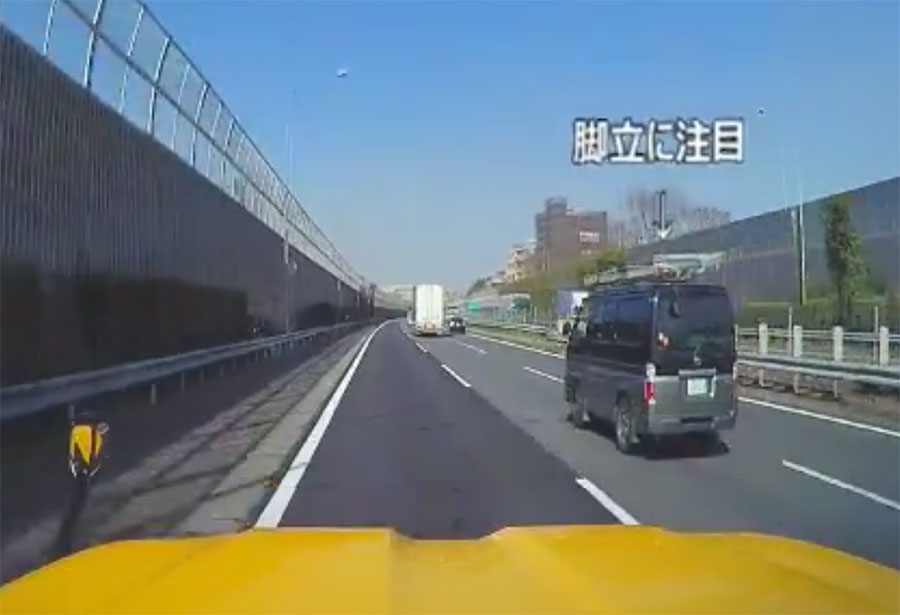 高速を走る商用車から「脚立が落下」あわや大惨事！ NEXCO映像公開 想像以上に恐ろしい“落下物” | 乗りものニュース