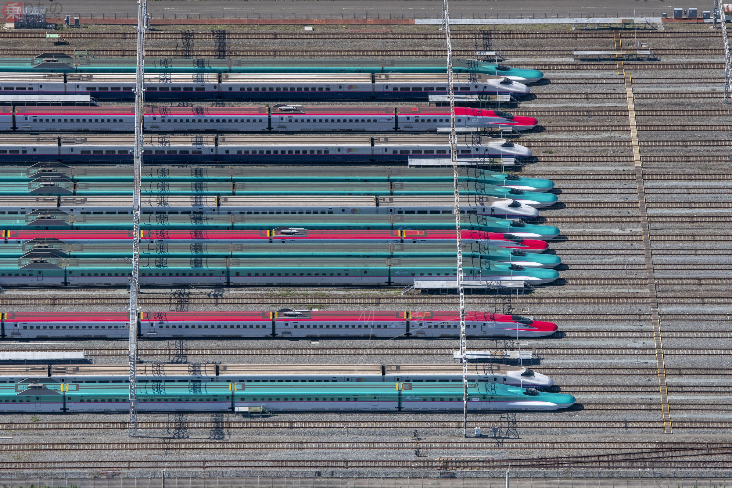 【空から撮った鉄道】まるで鉄道模型のヤードだ！ 新幹線＋αの“ごった煮車両基地”が楽しい！ 同居する“長いのと短いの”〈前編〉 | 乗りものニュース