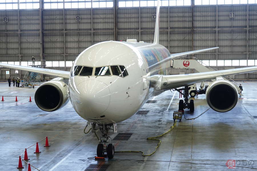 JALの新「ド派手なディズニー特別塗装機」ついに全貌現る！ 機内も普通のJAL機と違う…？ きょう就航 | 乗りものニュース