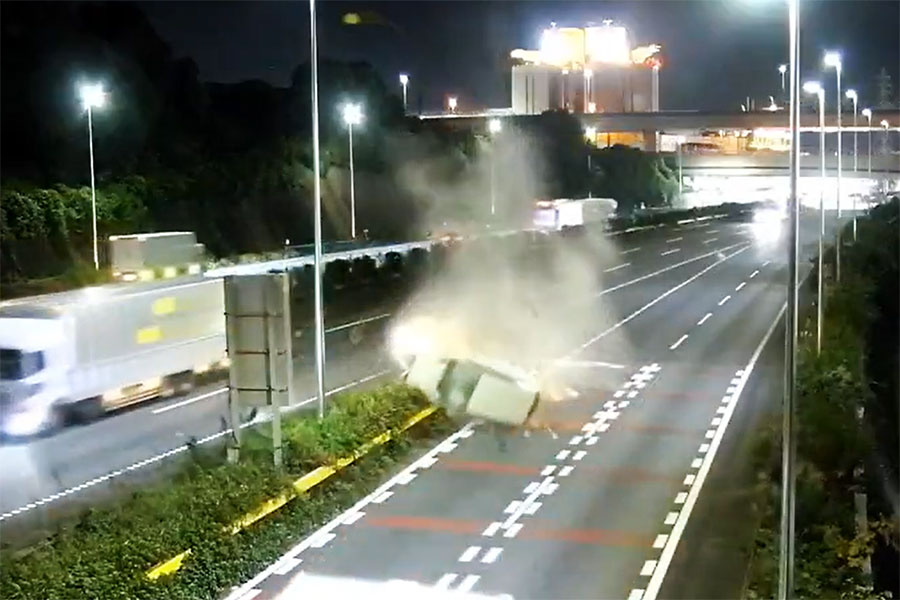 画像ギャラリー | 高速道路で“とんでもない水しぶき!!” 車が3回転半して大破する自爆事故 NEXCOが衝撃映像を公開 「仮眠を」 | 乗りものニュース