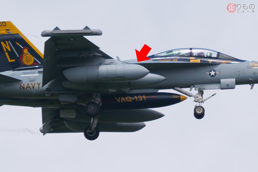 新型爆弾!? それとも燃料タンクか? 米軍「あやしい艦載機」が 新型爆弾!? それとも燃料タンクか? 米軍「あやしい艦載機」が
